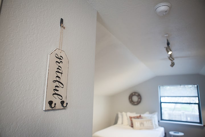 Cozy Upstairs Studio Near Downtown - Alamo Heights, TX