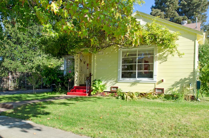 Vintage Home With Small Town Charm. - Petaluma, CA