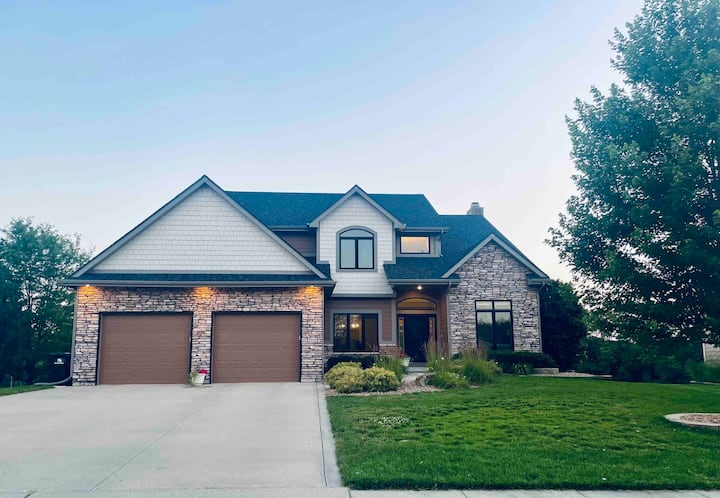 Spacious Upscale Home With Wooded Views - Ankeny, IA