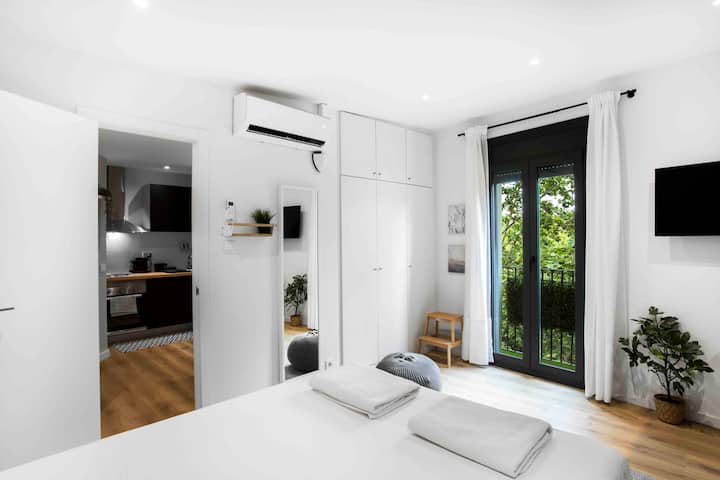 Cozy Flat Near Arc De Triomf With Balcony - Barcelona