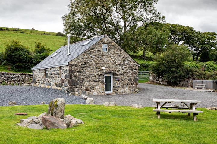 Little Barn - Luxury Cottage For 2 With Hot Tub - Criccieth