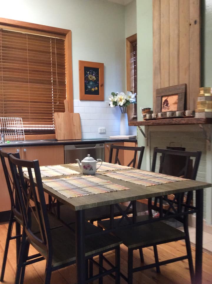 Magnolia House - Sunflower - Waratah