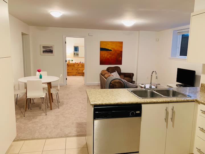 Charming Suite Close To North Shore Mtns & Downtwn - ノースバンクーバー