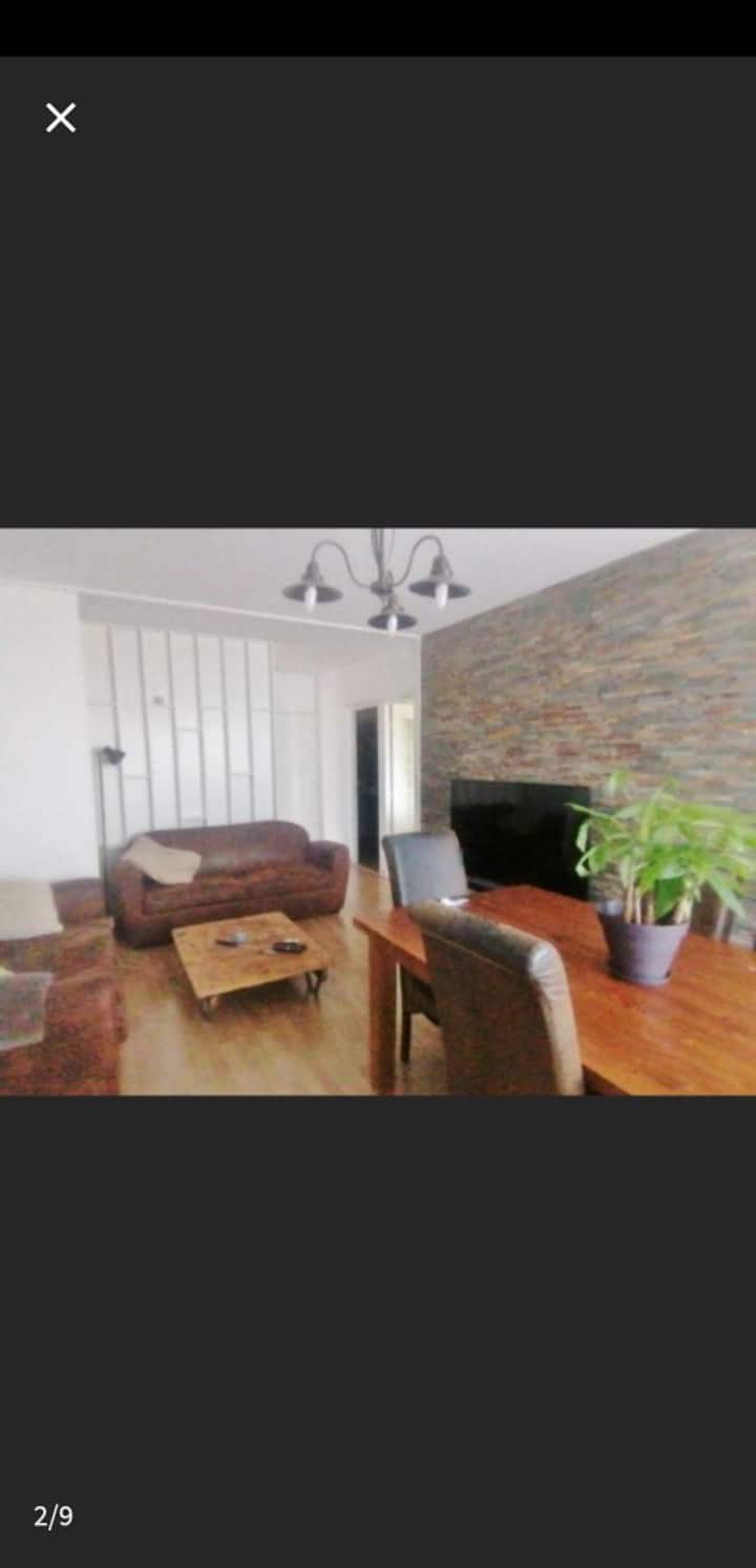 A Chevigny Saint Sauveur, Proche Commerces Et Des Transports En Commun. Appartement Chaleureux Composé De 3 Chambres Séparées Dans Un Quartier Très Calme. - Arc-sur-Tille