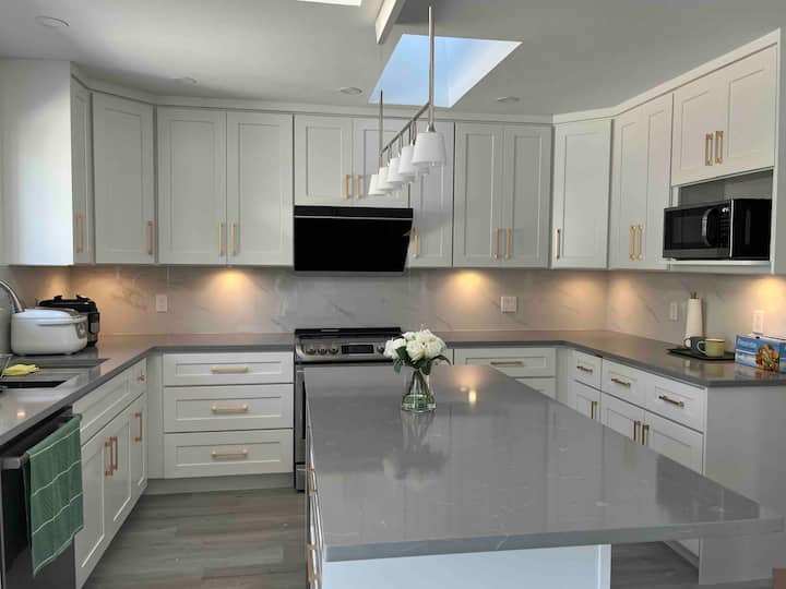 1 Spacious Master Bedroom With Private Bathroom - Burnaby