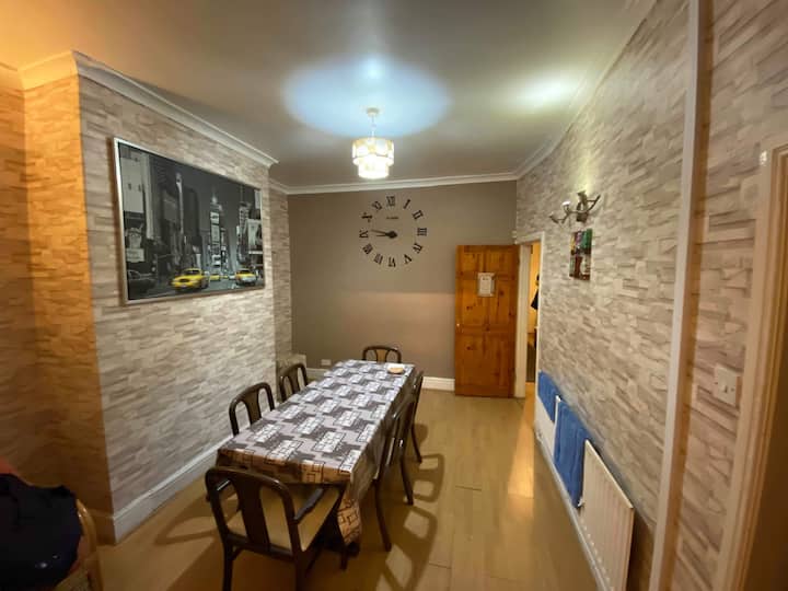 Go Big ! Entire  Cozy House  Near City Center - Rochdale