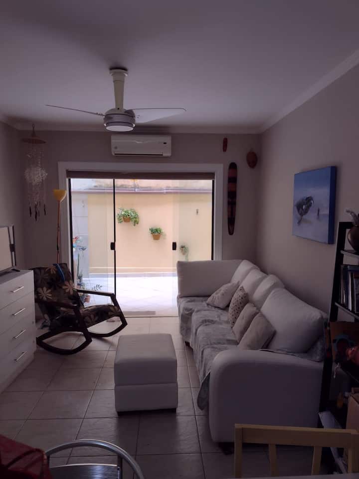 Apto Térreo Com 2 Quartos, 2 Banheiros E Quintal - Ubatuba