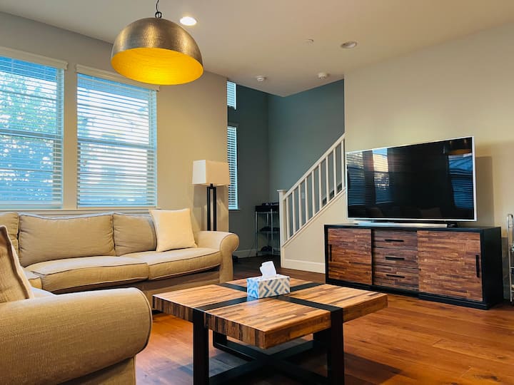 Rare & Contemporary South Bay 4b3.5b Townhome - Santa Clara, CA