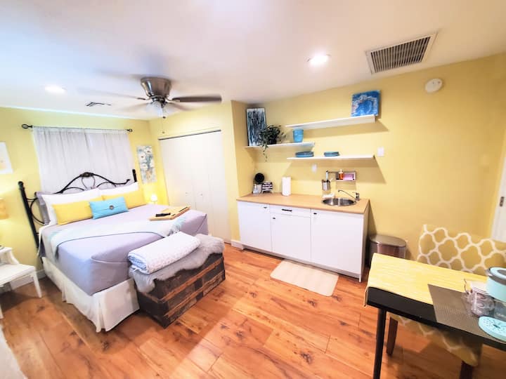 Charming Suite, Private Bathroom & Kitchenette - Phoenix, AZ