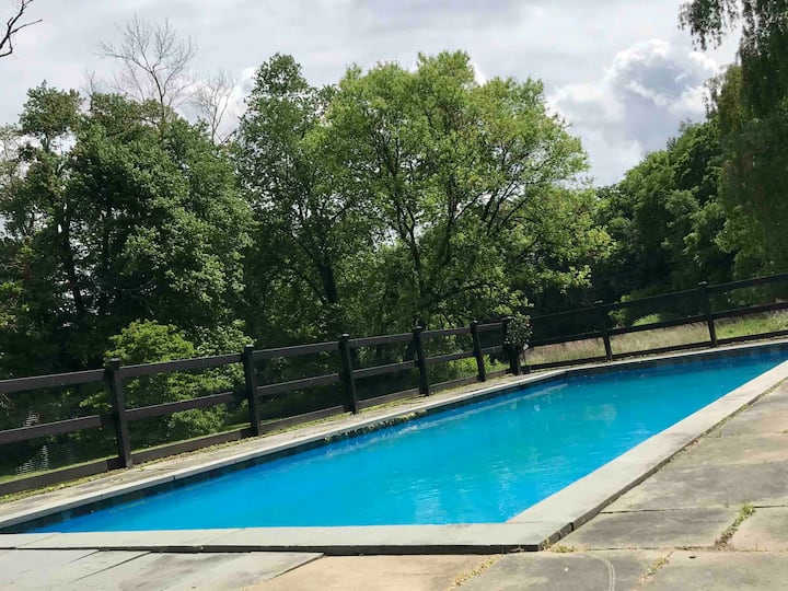 Heated Pool!! Riverfront Home Near Train Station - Kent