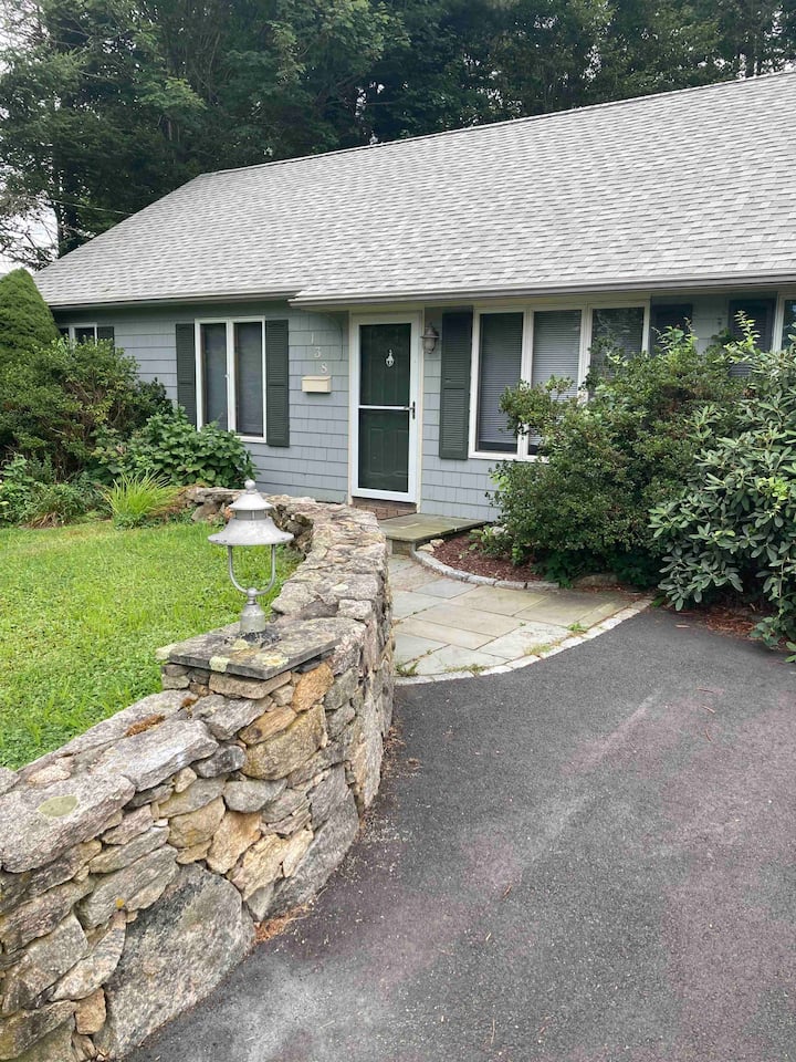 Narragansett Pier, Walk To Beach,spacious 3b Ranch - Narragansett, RI