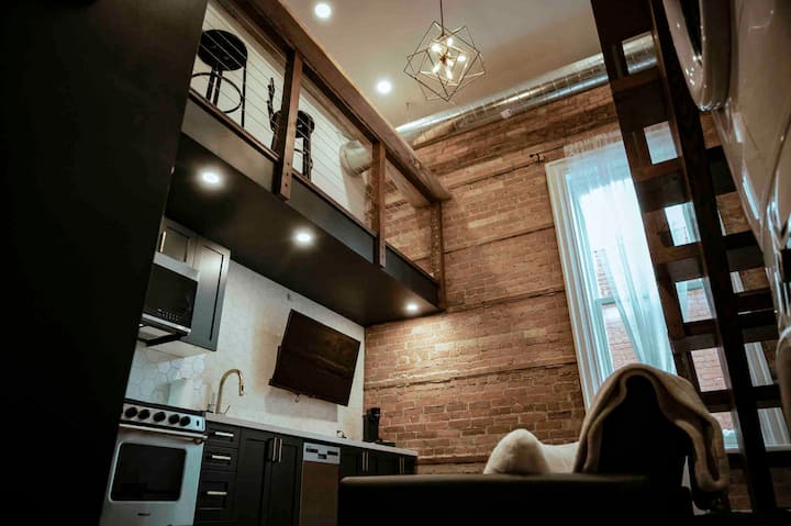 Industrial Luxury Living W/17ft Ceilings & King Bd - Barrie
