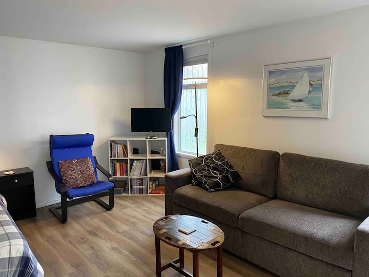 Bright, Private, Affordable Suite - Victoria