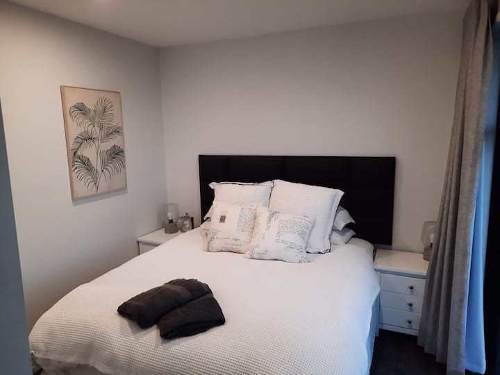 Brand New Beach Retreat - Aims Games Accommodation - Papamoa