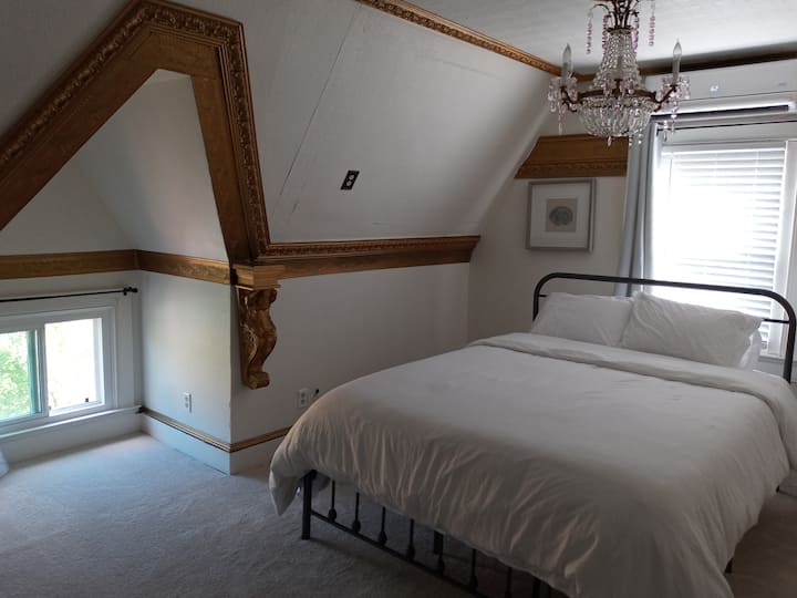 Quiet And Comfy Bedroom For 2 W/ Oodles Of Light. - Scranton, PA