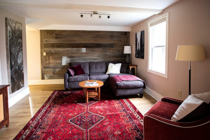 Luxurious And Sunny Bedroom Suite! - Northampton, MA