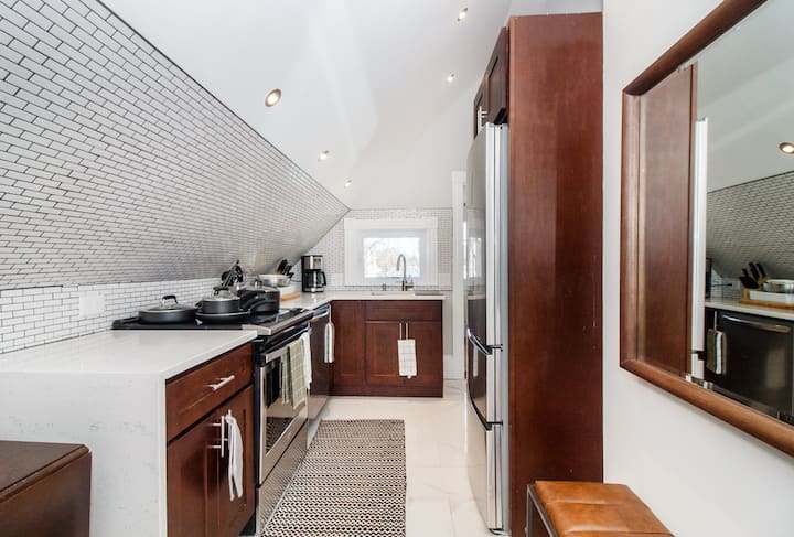 2 Bedroom Renovated Condo. Minutes From Boston - Chelsea, MA