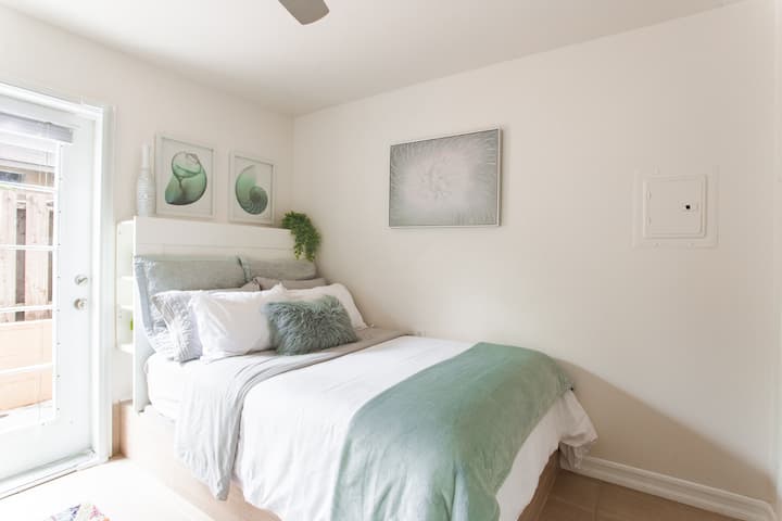 Prime Santa Monica Beach Getaway W/ Two Bedrooms!! - Santa Monica, CA