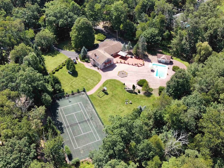 2 Acre Oasis With Private Tennis Court & Backyard - Delaware Water Gap, PA