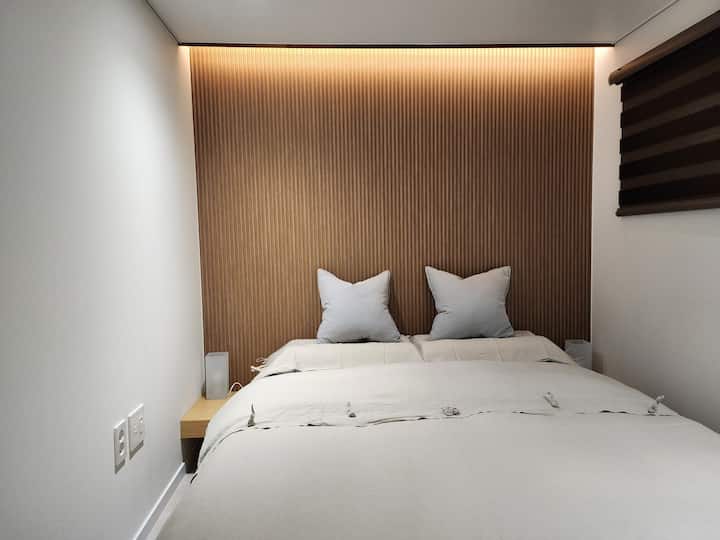 Stylish Lodging Resembling A Small Gallery - Jeju-si