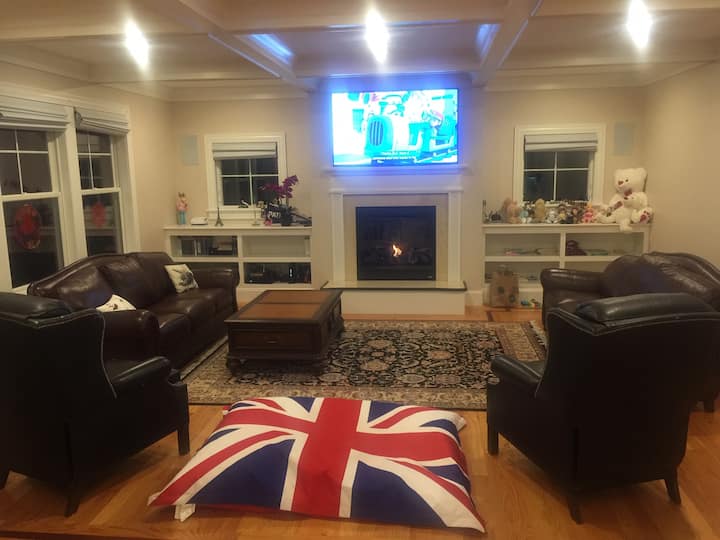 Queen Guest Room Tv & Desk With Private Bath - Bedford, MA