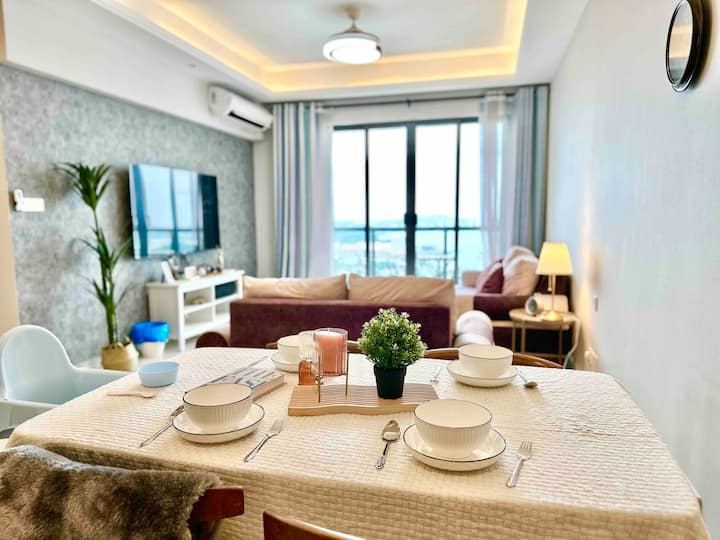R&f Seaview Delight @ Level 33 - 2br 8-12pax - Woodlands