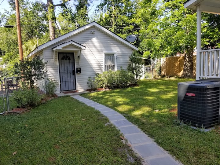 Cozy Savannah Cottage - Savannah, GA