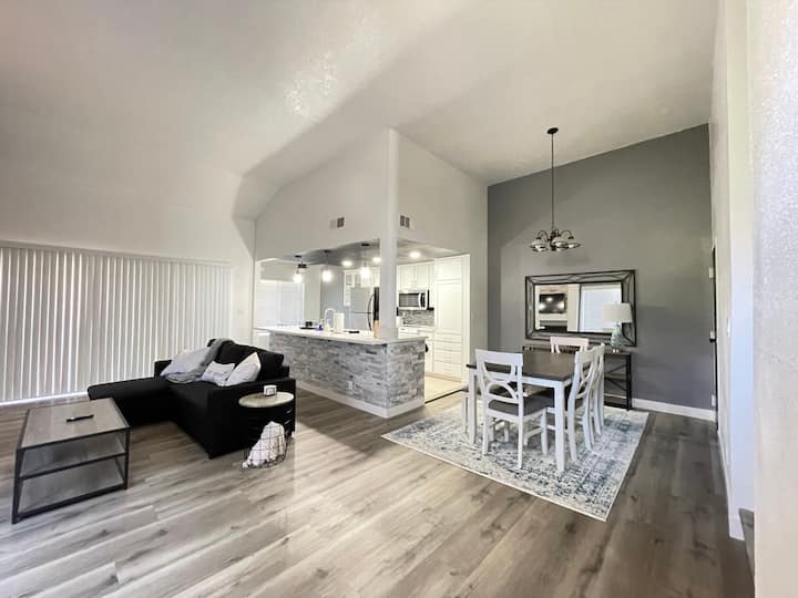 Lovely 2 Bdrm Condo With Pool And Patio Sleeps 5 - Brea, CA