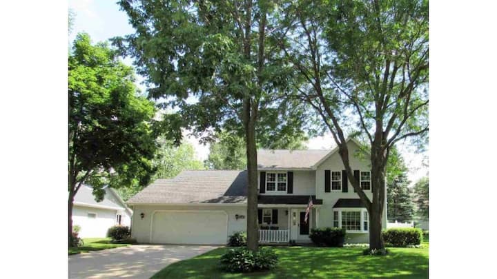 "Homey" 2 Bedroom, 2.5 Bath- 3.7 Mi To Lambeau! - Green Bay