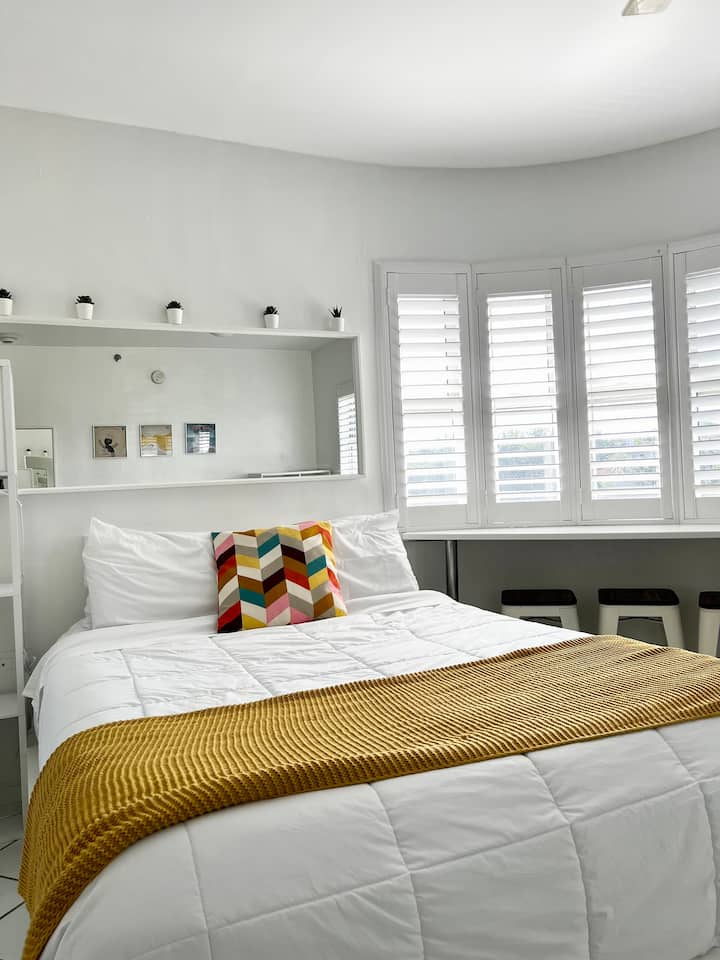 Corner Studio $1m Waterviews #Mybeachspotmiami - Miami Beach, FL