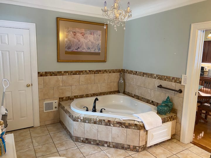 The River Suite W/ Hot Tub At 602 E Main Street - Montrose, MI
