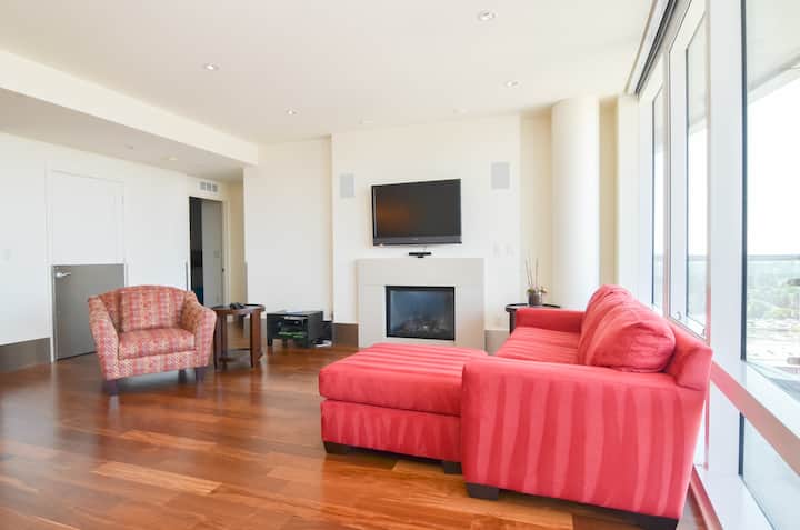 Luxury Condo, 30+ Floor Views - Bellevue, WA