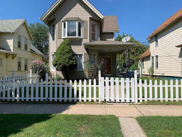Cozy & Daisy 2 Br W/ Wifi • Parking • Self Checkin - Cleveland, OH
