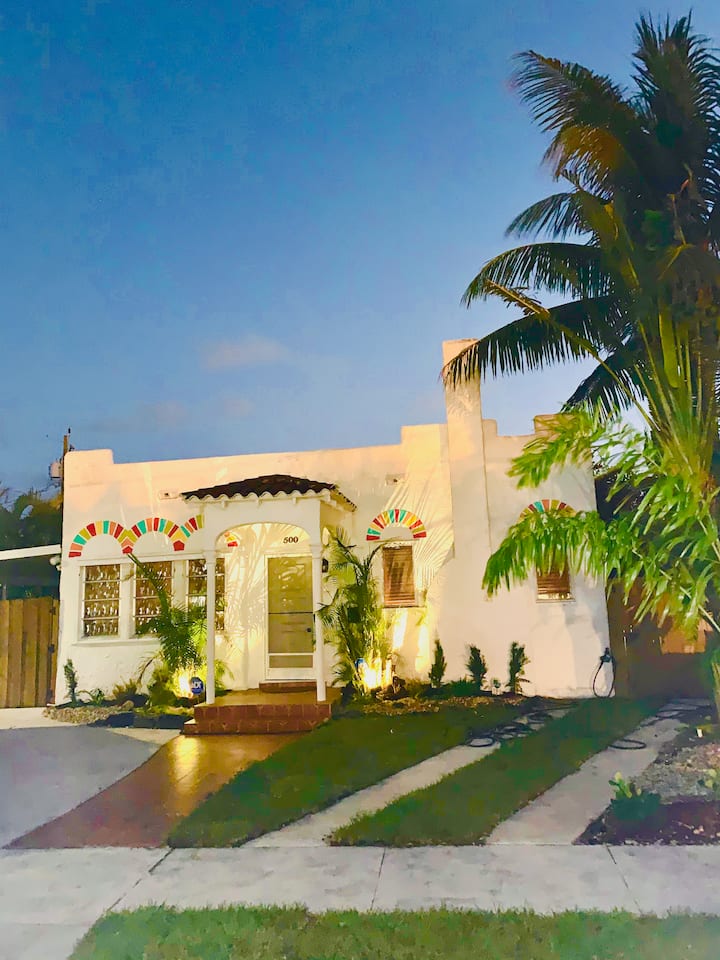 "Poolside Tropical Getaway. Easy Access To Fun!" - Palm Beach, FL