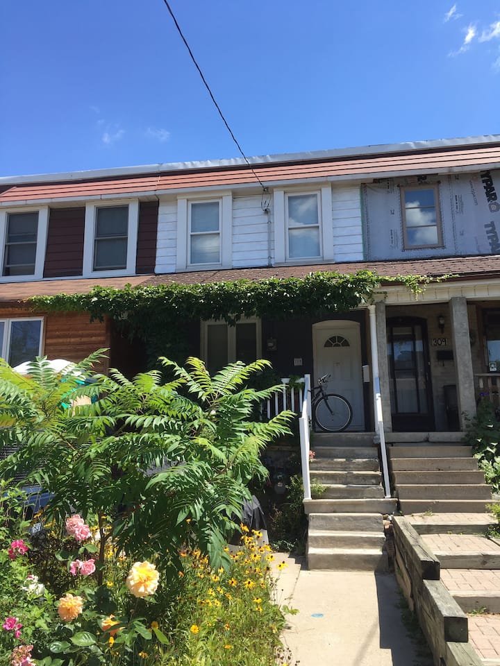Quiet And Private Bachelor, Separate Entrance. - Toronto