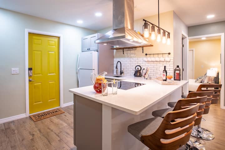 Clean & Modern 2br W/ Sunny Yard, Close To Disney - Orlando