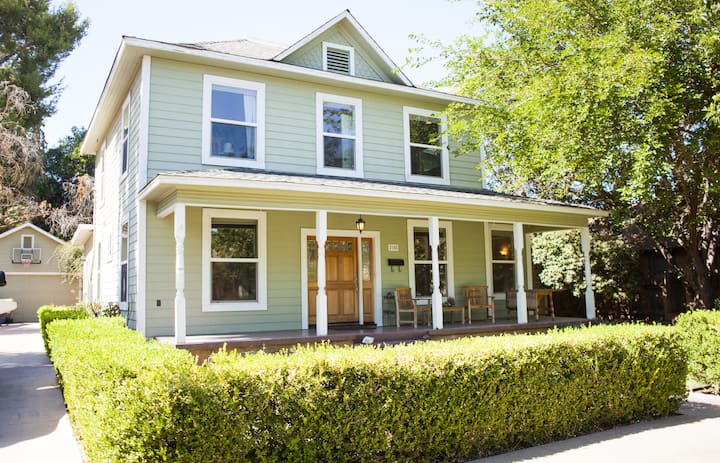 Spacious Downtown Farmhouse - Merced, CA