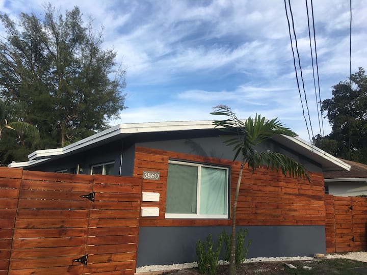 Moderno Chic Studio - Margate, FL