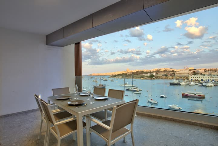 Sea Front 3 Bedroom Sleeping Six Valletta Views 06 - Valletta