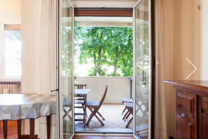 2bdr Mi-rho Fair 38 Min By Metro
Shops & Services - Milan