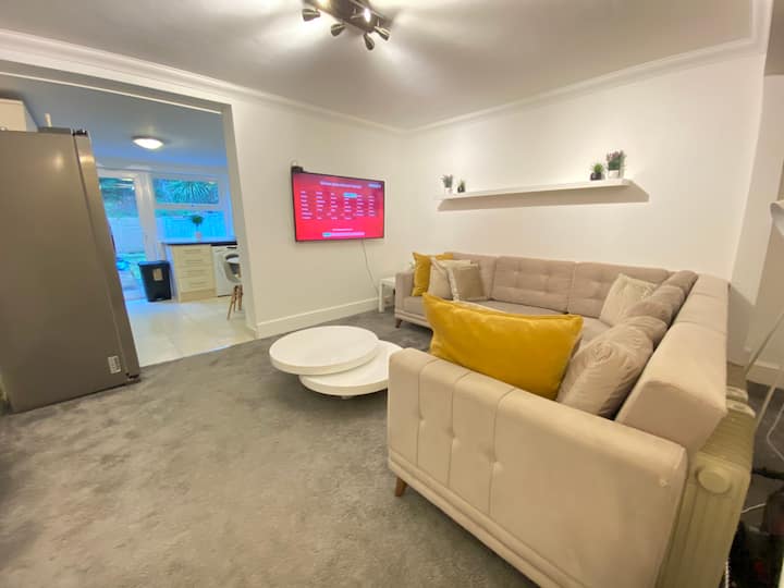 Chatham Delight 4br | Parking | 8 Guests - Chatham