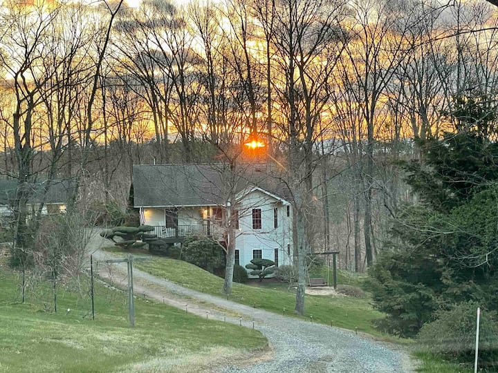 Spacious Country Cottage - Weaverville, NC