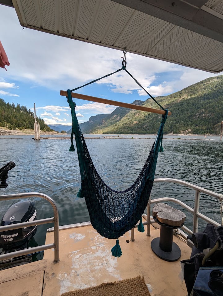House On The Water! In Marina Stay Only. - Castlegar
