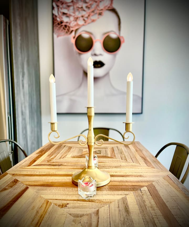 The Cosmopolitan A/c -2 Bed 2 Bath Guest Suite ! - Calgary