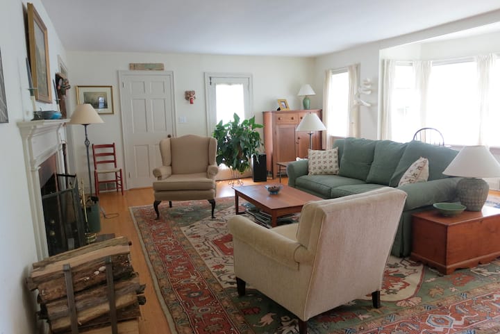 Cornwall Colonial W/ Twin Bedroom - Cornwall, CT