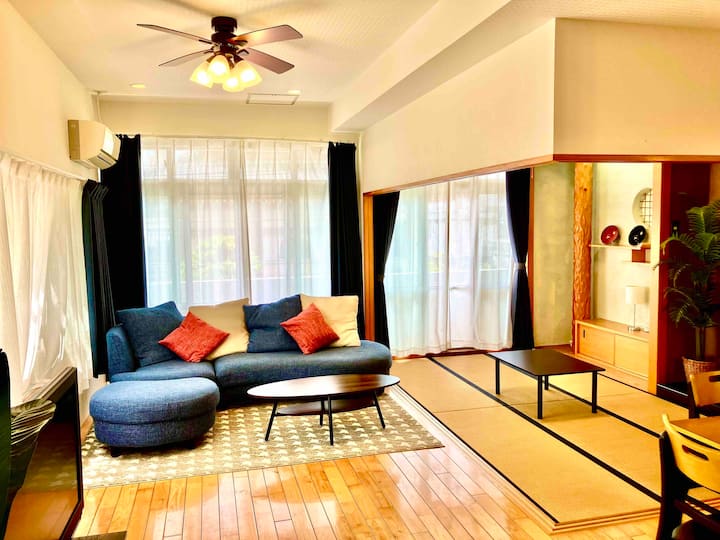 那覇空港や国際通りまで車で約10分。駐車2台無料。最大12名宿泊。1棟貸の広々4ldk - Naha