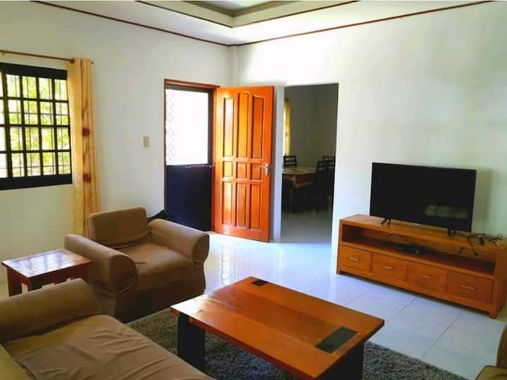 Contemporary 2br Bungalow Hs W/ Mountain View - Abra de Ilog