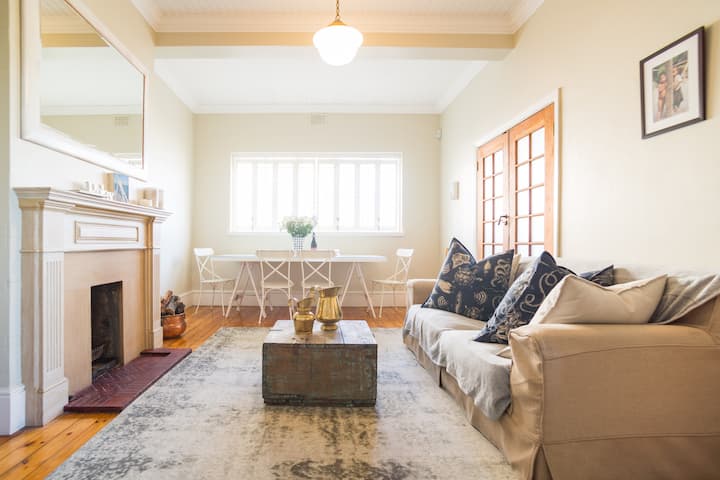 Charming Apartment Close (+Portable Inverter) - Cape Town