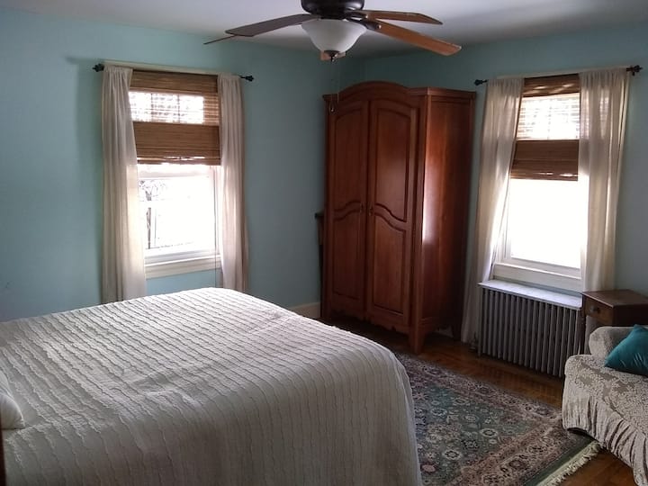 Bright & Spacious Room, Charming Cape - Rhode Island