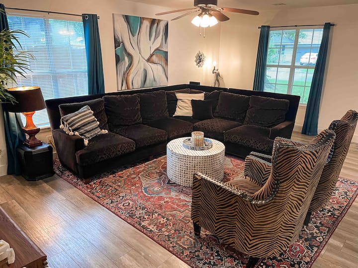 Aviation House | Sleeps 6 |Steps From Osage Park - Bentonville, AR